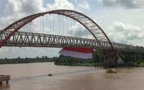 Bendera Merah Putih Ukuran Raksasa Berkibar Di Jembatan Kahayan