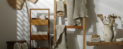 유기농 수제 비누 나무 사다리에 매달려있는 와플 린넨 수건 베이지 색 비누 디스펜서 각질 제거 바디 스트랩 및 질감이 있는 꽃병에 말린 양귀비 꽃 제로 폐기물 욕실 액세서리