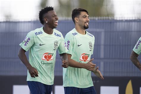 Tite esboça time titular mais ofensivo em primeiro treino todos os convocados