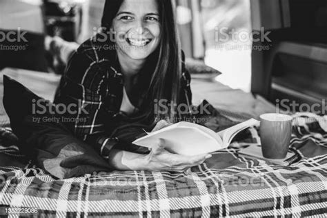 캠퍼 밴 내부에서 책을 읽고 커피를 마시는 재미를 하는 시니어 여성 왼손에 집중 노인에 대한 스톡 사진 및 기타 이미지 노인 흑백 겨울 Istock