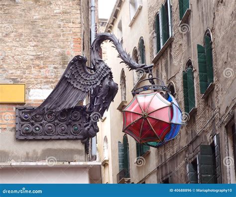 Statua Degli Ombrelli Di Una Tenuta Del Drago A Venezia Italia