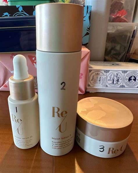 高嶋ちさ子さんのインスタグラム写真 高嶋ちさ子Instagram 休日の午前中 顔を洗い新しい化粧品を使う繊細な化粧品らしく冷蔵