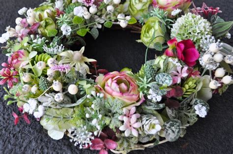 グリーンとワインレッドの花 リース 白い実をそえて：緑 白 葉 ワインレッド ピンク ラナンキュラス 実 Iichi 日々の暮らしを