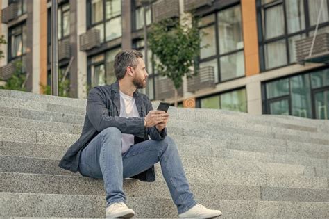 Longitud Total De Los Mensajes De Texto En El Teléfono Exterior Hombre