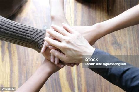 일 하는 사람들의 최대 7 손으로 조립 기업 회의 표시 기호 조인 강제로 팀워크 품질 및 팀웍과 비즈니스에서 효과적인 직원 개념 조직 개발 개념에 대한 스톡 사진 및 기타