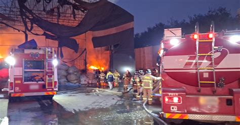충남 천안시 입장면 폐기물 창고 불…인명 피해 없어