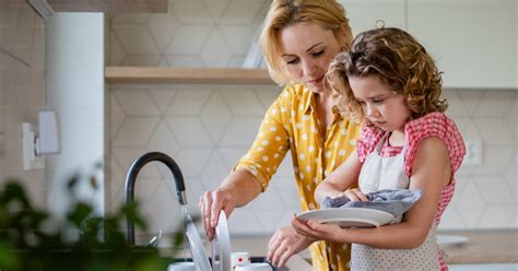 집 부엌에서 어머니와 함께 실내에서 설거지를 하는 귀여운 작은 소녀 사진 Unsplash의 슬로바키아 이미지