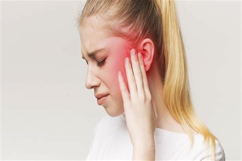 طبيب يكشف طريقة آمنة وسهلة لإخراج الماء من الأذن الكونسلتو