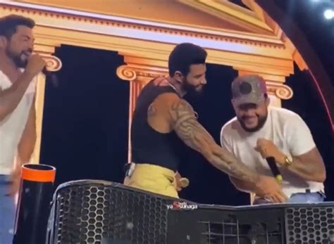 Gusttavo Lima agarra parte íntima de cantor em show e divide opiniões