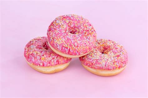Trzy Rodzaje Bieli Różowe I Czekoladowe Pączki Z Posypką Na Różowym