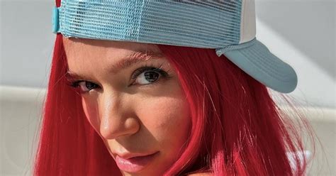Karol G Se Destapa Y Luce Su Tremenda Figura En Picante Pose En Chikini