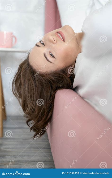 Mulher Deitada De Costas Na Cama Foto De Stock Imagem De Menina