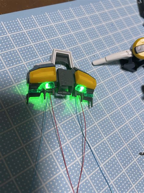 Pgバンシィのアームドアーマーxcは部品待ちになったので、mgのνガンダムのサイコフレームにledを仕込みます。νガンダムですが、顔を光らせる
