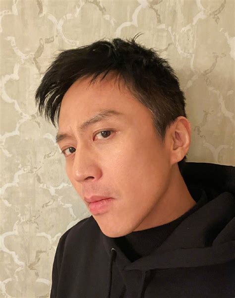 邓超九宫格比心自拍诚意满满 歪脸翻白眼表情丰富 搜狐大视野 搜狐新闻