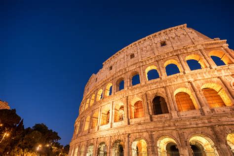 이탈리아 로마에서 콜로세움의 야경 로마 건축과 랜드마크 로마 콜로세움은 로마와 이탈리아의 주요 관광 명소 중 하나입니다 0명에 대한 스톡 사진 및 기타 이미지 Istock