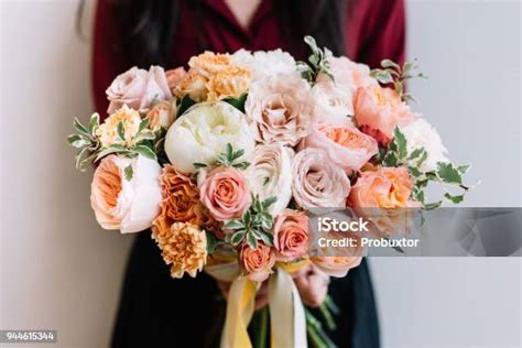 장미 라 난 큐 라스 복숭아 캄파넬라 장미와 피스타치오 데이비드 오스틴의 크고 아름 다운 화려한 꽃 웨딩 부케를 들고 하는 아주 좋은 젊은 여자 장미에 대한 스톡 사진 및