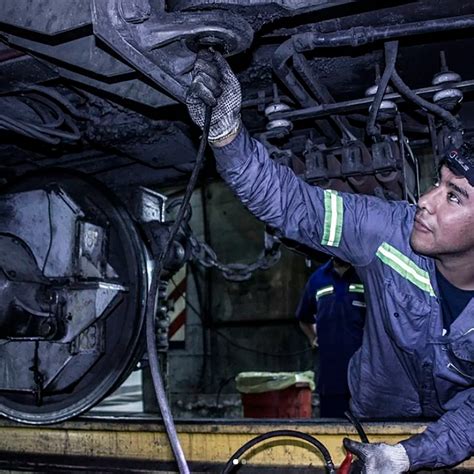 Es Mecánico En El Subte Porteño Y Fotógrafo Del Mundo Debajo Del Mundo