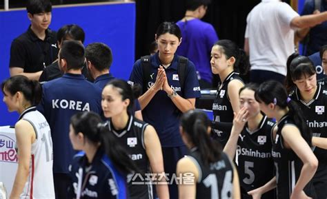 포토 후배들 격려하는 김연경 어드바이저 네이트 스포츠