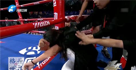 武僧一龙擂台被狼王血虐ko，亲姐当场崩溃坐在擂台痛哭！腾讯新闻