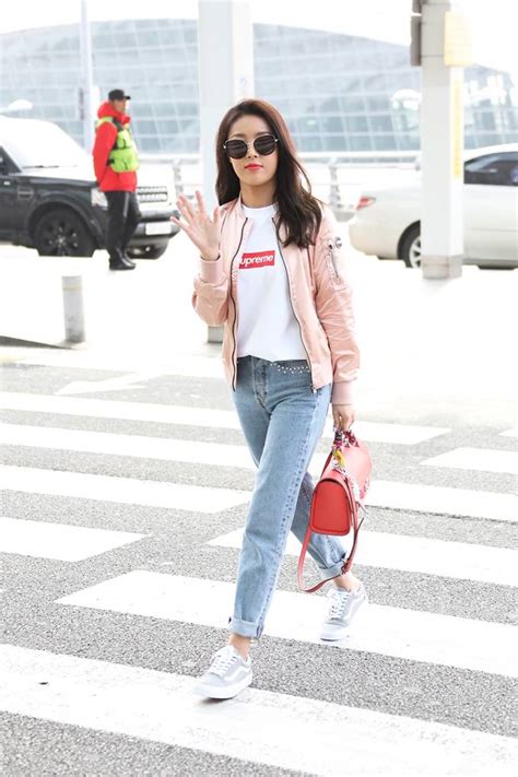 패션엔 유빈 화사한 봄 스타일의 완성은 핑크 보머 재킷 넘사벽 공항패션