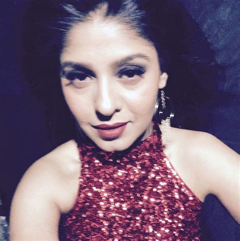 Pics Sunidhi Chauhans Instagram Handle Is Oozing Hotness Bollywood
