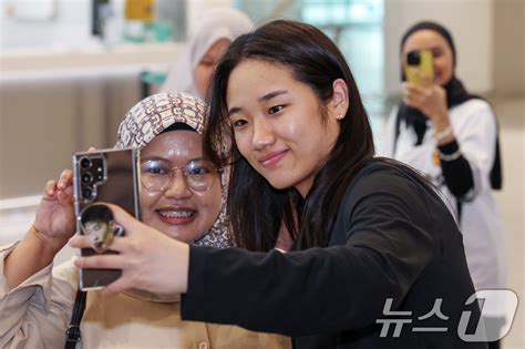 해외 팬과 기념촬영하는 안세영 뉴스1