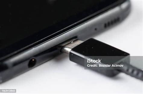 흰색 배경에 격리 된 검은 색 휴대 전화 및 충전기 공간을 복사합니다 가구에 대한 스톡 사진 및 기타 이미지 가구 검은색