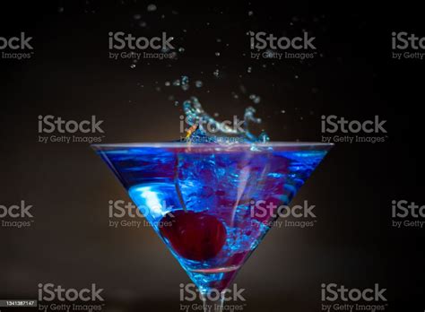 스플래시 효과가 있는 다양한 맛과 색상을 가진 칵테일 안경 0명에 대한 스톡 사진 및 기타 이미지 0명 감귤류 과일 고명