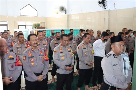 Personel Polresta Cirebon Ikuti Salat Gaib Dan Doa Bersama Untuk Korban Tragedi Stadion