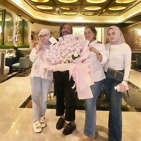 7 Potret Limbad Rayakan Ultah Istri Kekompakan Dua Putrinya Curi Perhatian