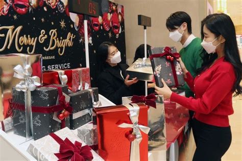 이쁘게 전하세요 신세계백화점크리스마스 선물 포장 서비스 선봬 이쁘게 전하세요 신세계백화점크리스마스 선물 포장 서비스 선봬