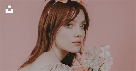 그녀의 머리에 꽃 왕관을 가진 여자 사진 Unsplash의 무료 꽃 이미지