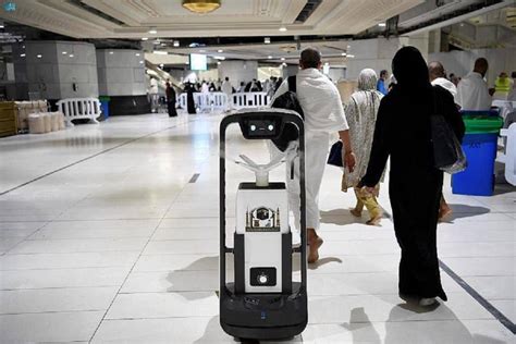 Saudi Arabia Using Robots To Help At Grand Mosque Arabian Business