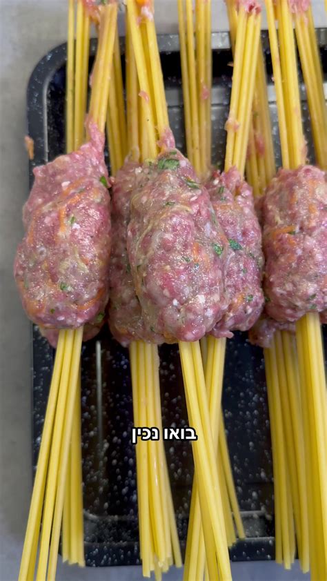 סיר מטורף של ספגטי עם החור וקציצות מושחלות בתוך הספגטימצרכים500 גרם בשר טחון1 גזר מגורד1 קישוא