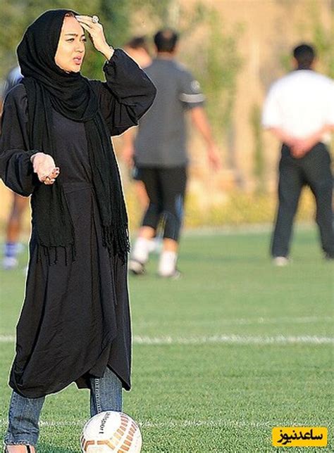 بازی فوتبال نیکی کریمی با کفش صندل کنار امیر قلعه نویی عکس کنارهمی