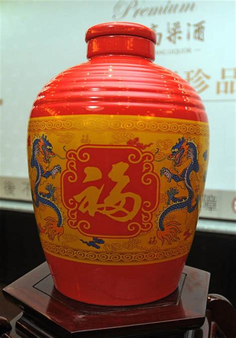 金酒推典藏罈裝紀念酒 中國紅帝王黃搶眼 生活 中時