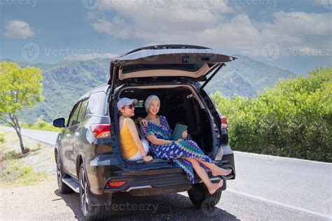 Deux Femmes Heureuses Assises Dans Le Coffre De La Voiture Lors Dun