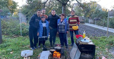 В Ізюмі люди готують їжу просто неба луцькі волонтери показали звільнене місто відео Новости