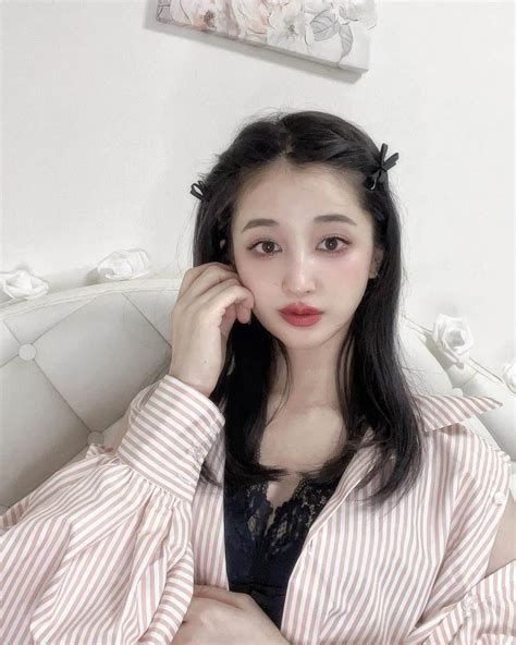 新希咲乃さんのインスタグラム写真 新希咲乃instagram「桃色に黒は永遠可愛いと思う配色なんだよね💒 トップスはchicoのシャカ