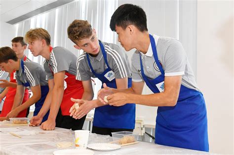香港賽馬會青少年足球發展計劃 曼聯u16青年隊和香港u17青年隊成員，齊齊嘗試製作餃子，從中了解中國的飲食文化。