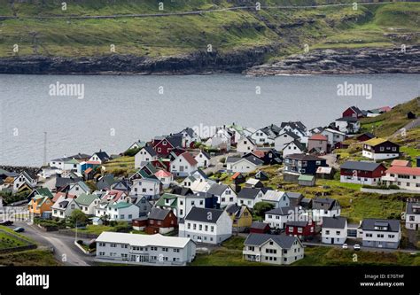 Ansicht von Eiði Eidi Dorf der Insel Eysturoy Färöer Inseln Stockfotografie Alamy