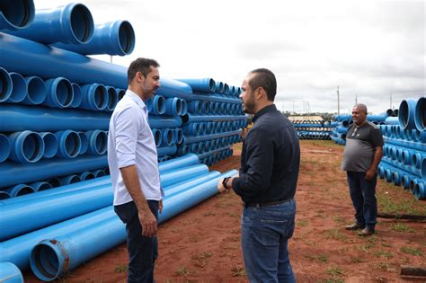 Senador Canedo Prefeito Fernando Pellozo visita obras que vão levar água a mais de mil