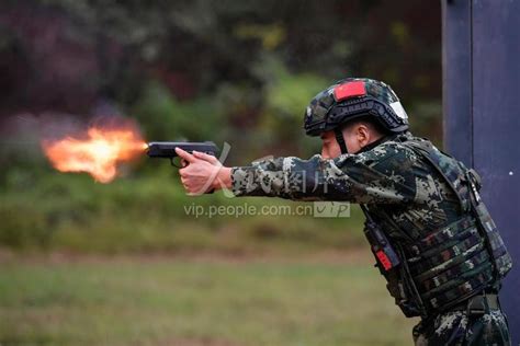 重庆武警特战分队开展多科目实弹射击训练 人民图片网