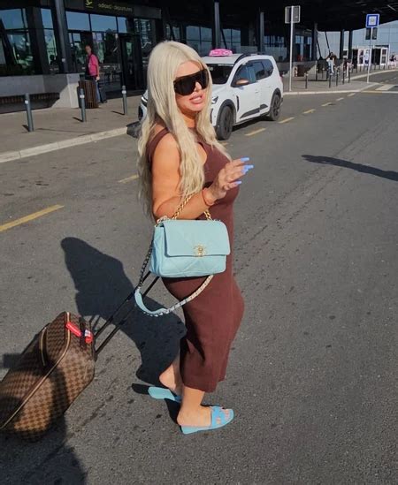 Dara Bubamara Na Aerodromu Vuče Kofer U Uskoj Haljini U Kojoj Joj Se Ocrtavaju Obline Blic