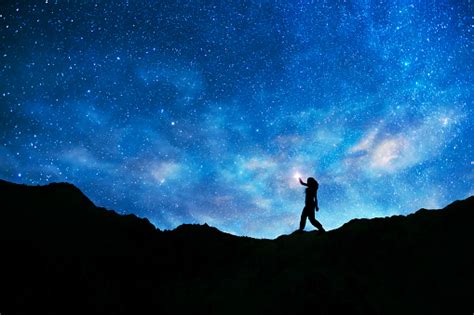 소녀 실루엣은 언덕에 서서 은하계를 바라 봅니다 어두운 별이 빛나는 밤 구름에 대한 스톡 사진 및 기타 이미지 구름 깊은
