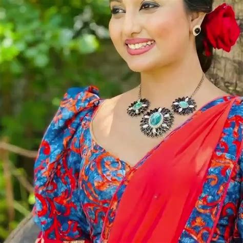 විනූ සිරිවර්ධන ආදරණීය සැමියා සහ කළා තරු සමගින් ජයටම අලුත් අවුරුදු සමරුවේ මෙහෙමයි Lanka Gossip