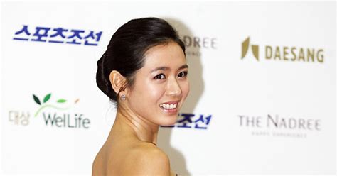 포토 손예진 흠뻑 젖은 치마사이로 드러난 하얀 속살