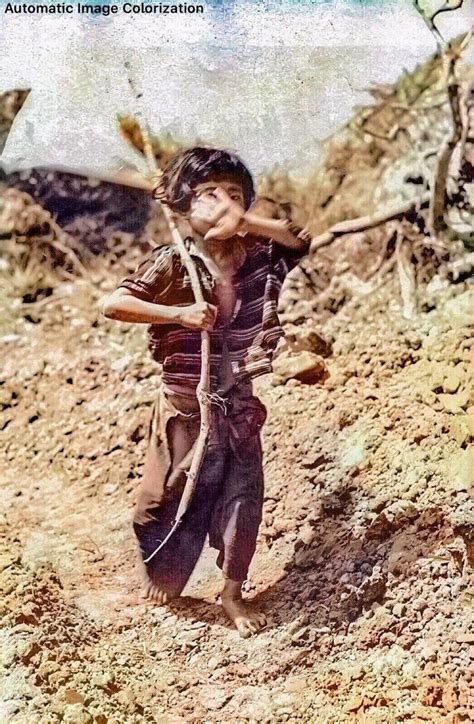 1945年6月25日、沖縄で米軍に投降する「白旗の少女」比嘉富子さん。従軍カメラマンのジョン・ヘンドリクソンが撮影。 戦前 沖縄 沖縄戦