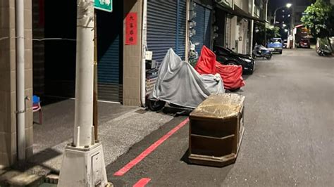 民眾嚇爆！高雄街頭驚見「棺材擋路」？走近一看全傻眼 Ftnn 新聞網
