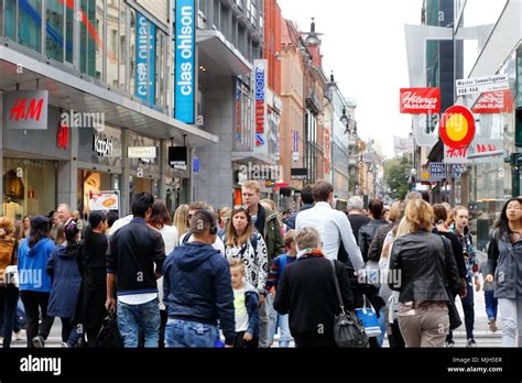 Stockholm Sweden September 25 2016 Pedestrians Walking The